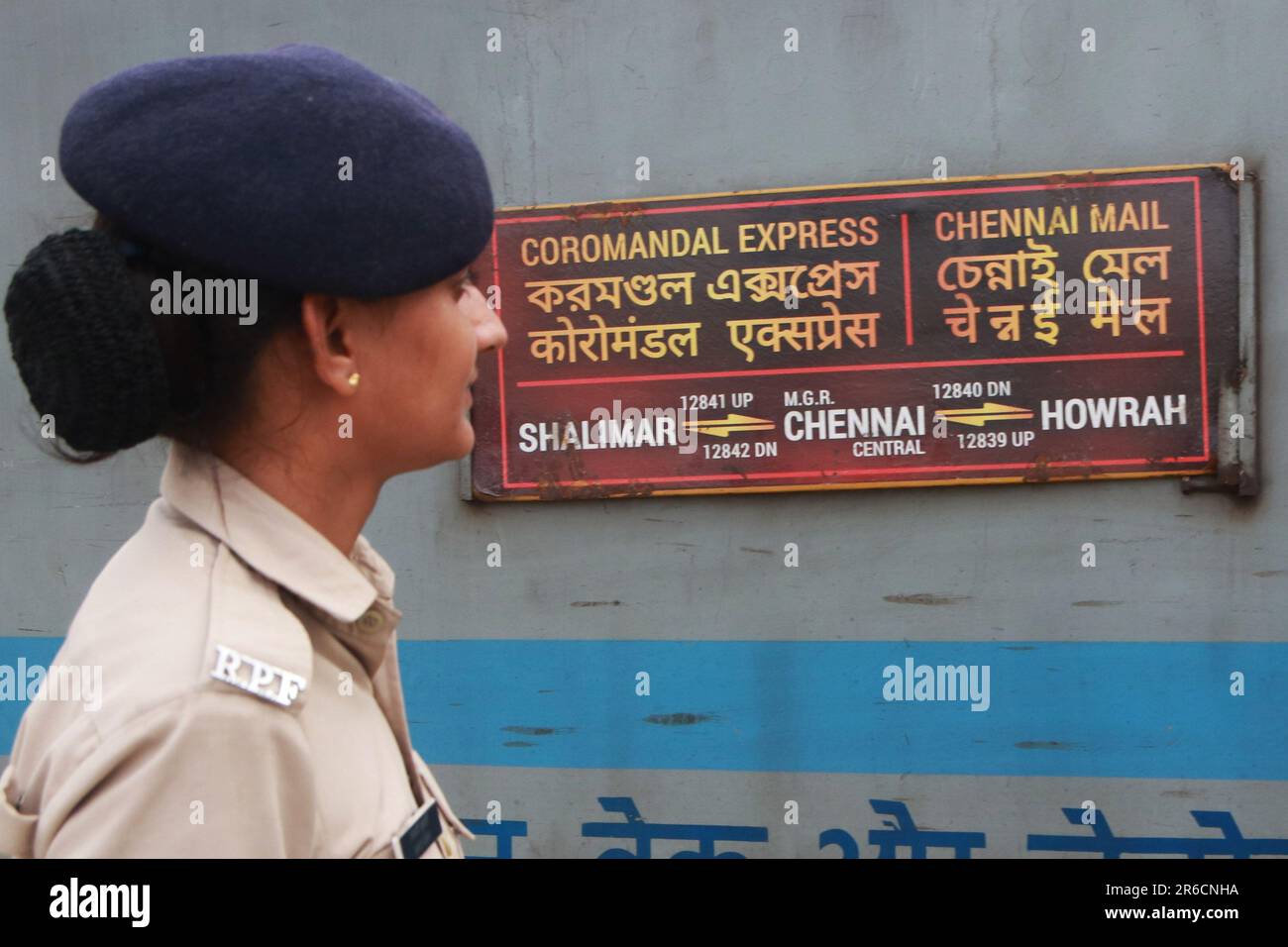 Kolkata, India. 8th June, 2023. A Women RPF look Coromandel Express ...