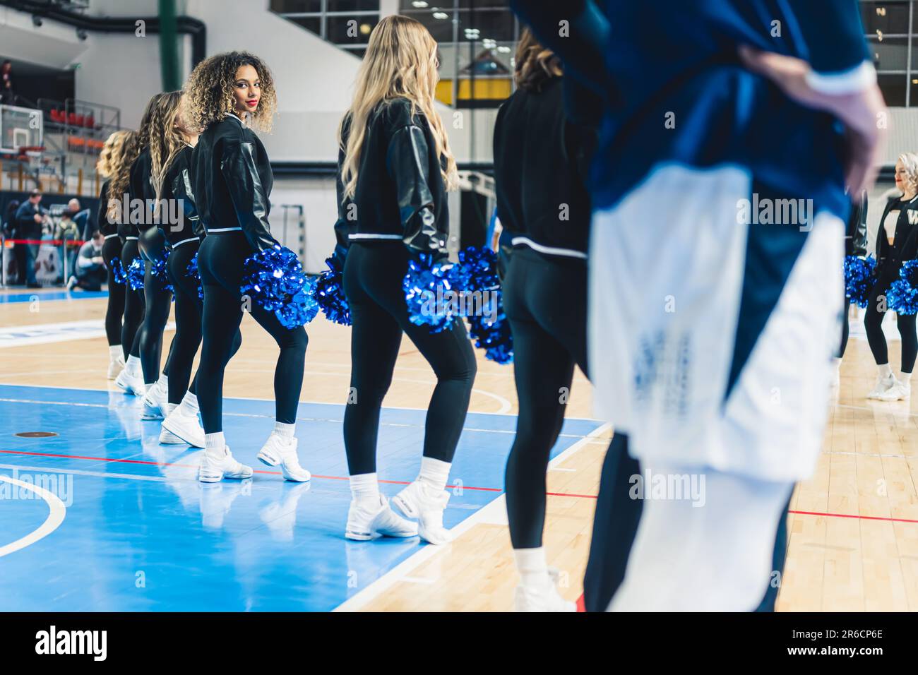 High school basketball cheerleaders hi-res stock photography and images ...