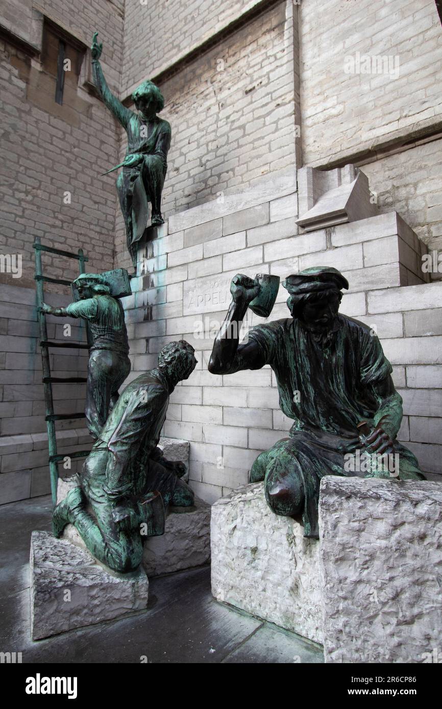 Statue of builder hi-res stock photography and images - Alamy
