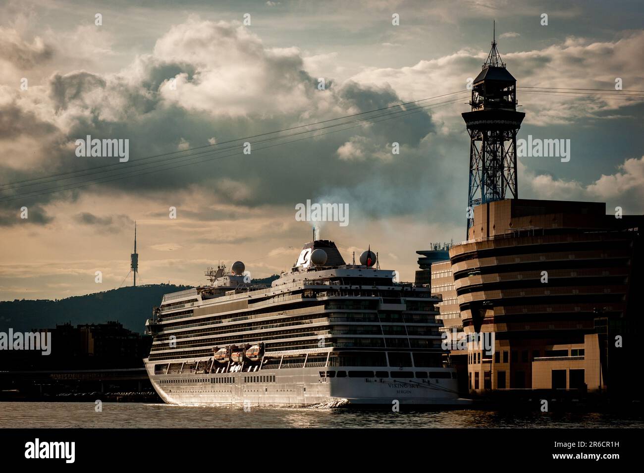 Cruise ships black smoke pollution hi-res stock photography and images ...