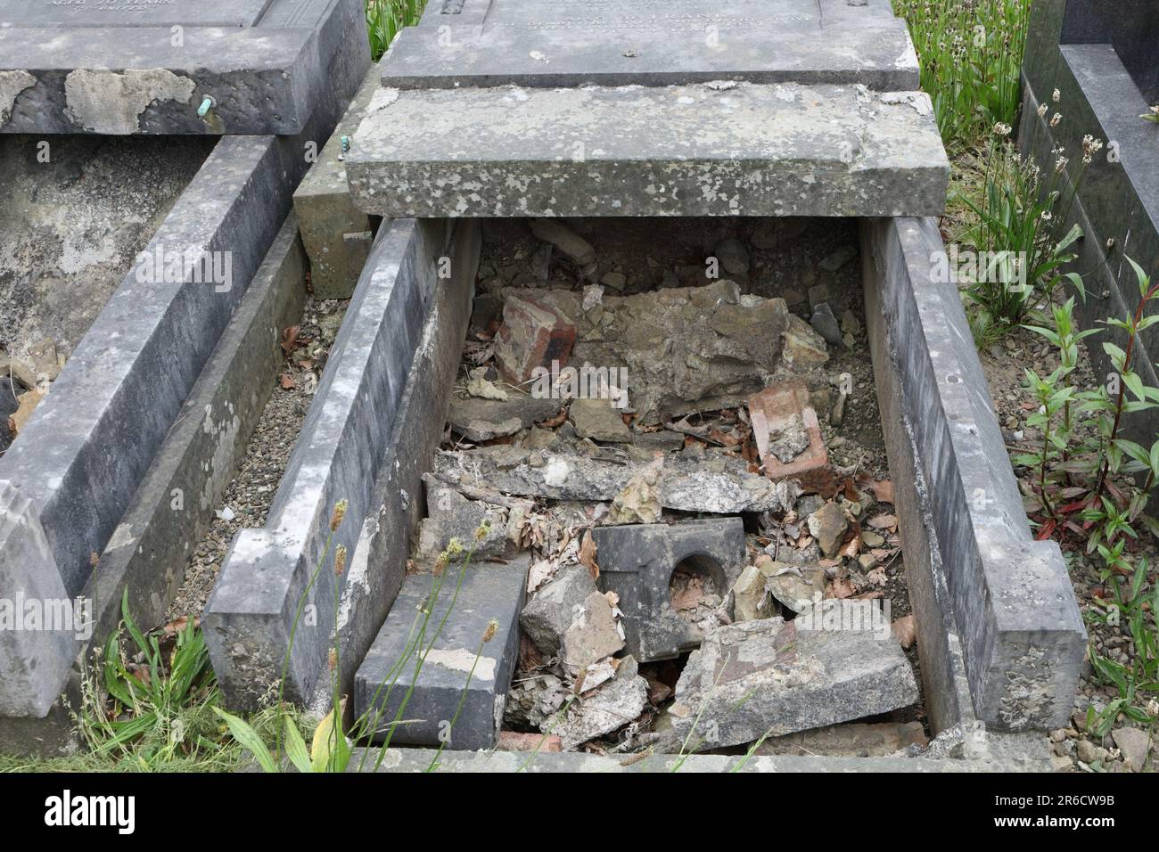 Open grave hi-res stock photography and images - Alamy