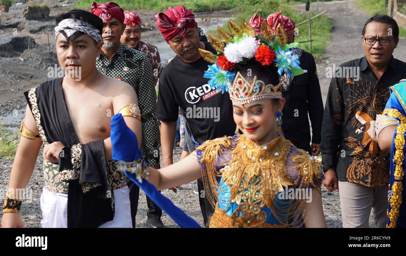 Niti sowan harinjing ceremony. Niti Sowan Harinjing is a series of ...