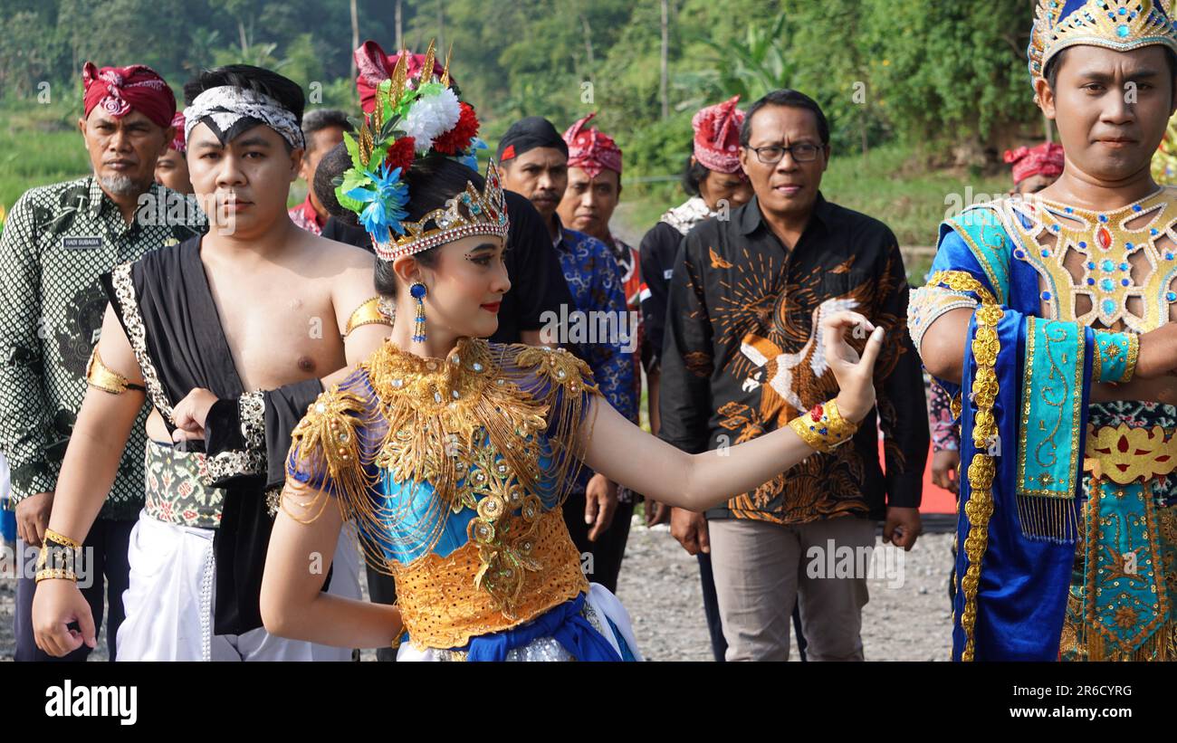 Niti sowan harinjing ceremony. Niti Sowan Harinjing is a series of ...