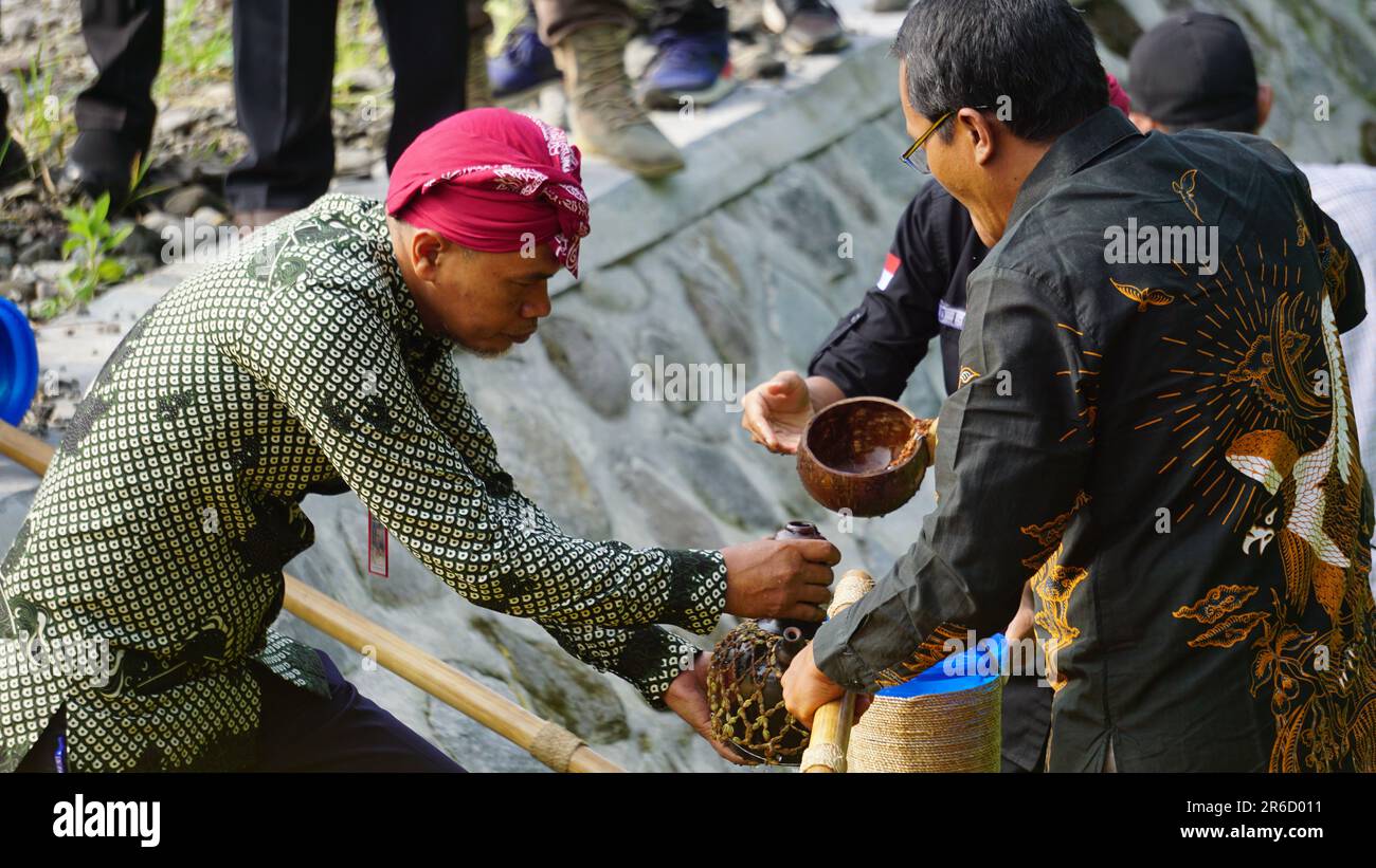 Niti sowan harinjing ceremony. Niti Sowan Harinjing is a series of ...