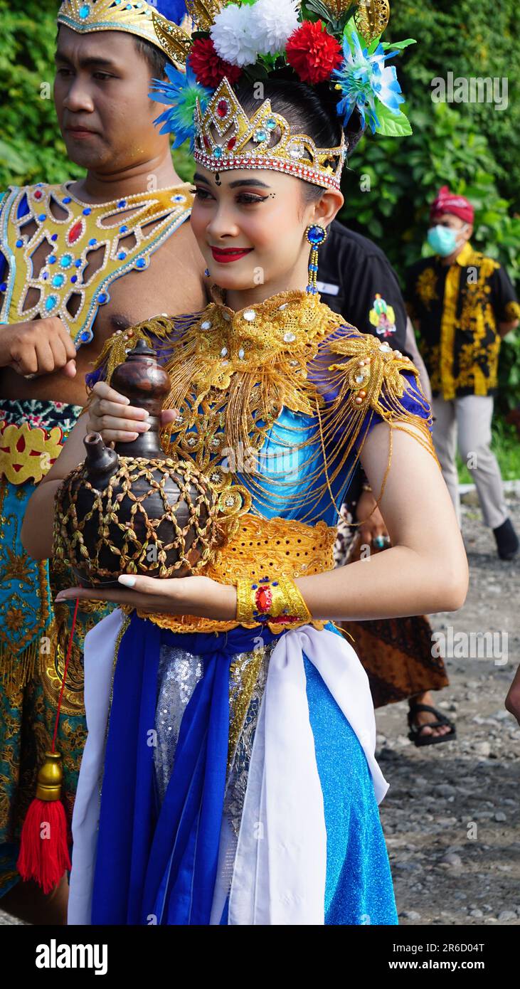 Niti sowan harinjing ceremony. Niti Sowan Harinjing is a series of ...