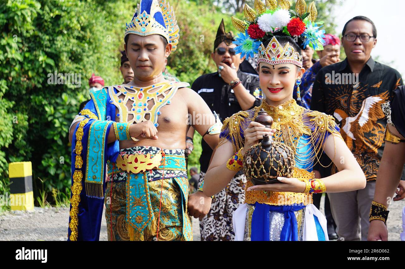 Niti sowan harinjing ceremony. Niti Sowan Harinjing is a series of Kediri anniversary ...