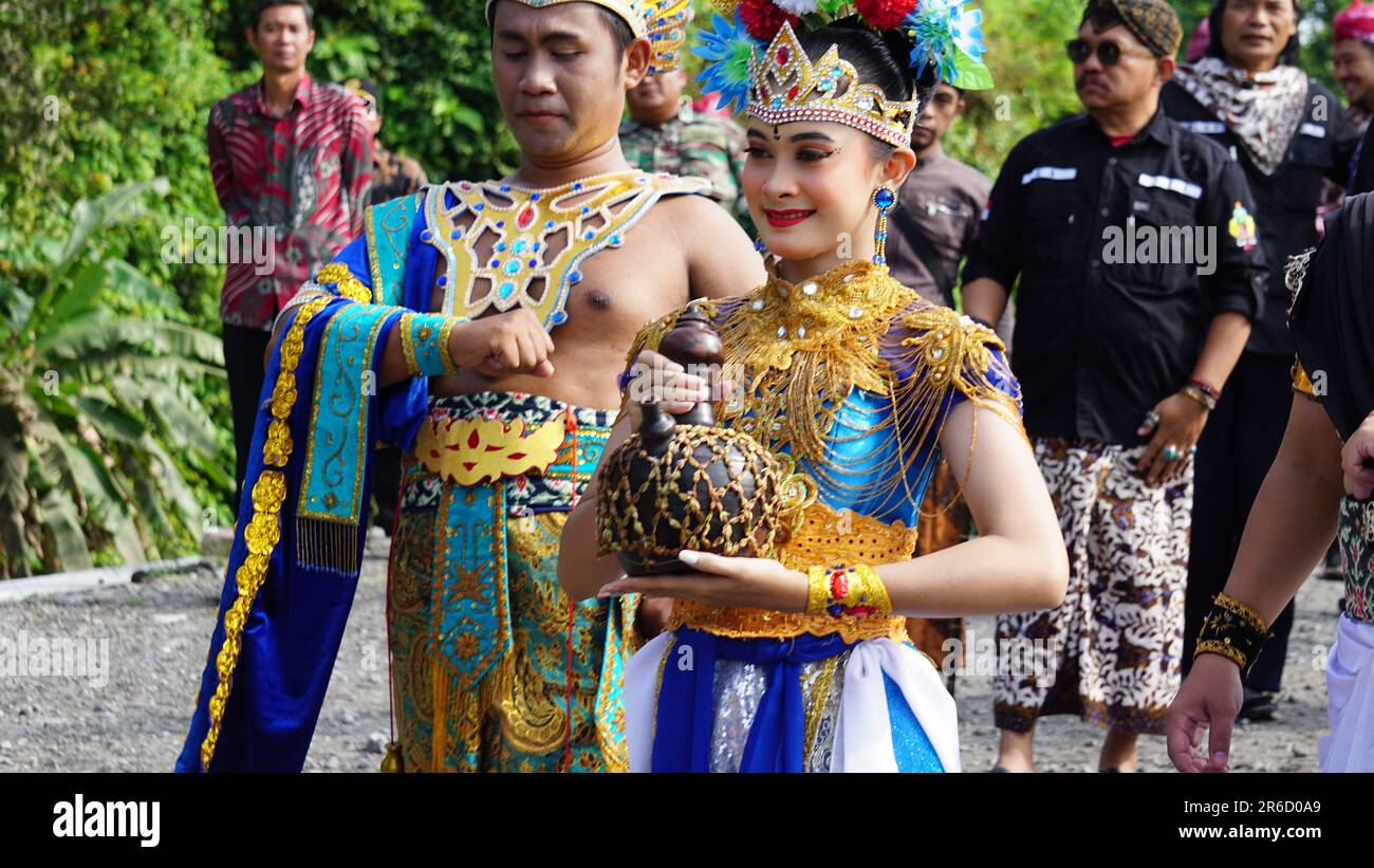 Niti sowan harinjing ceremony. Niti Sowan Harinjing is a series of ...