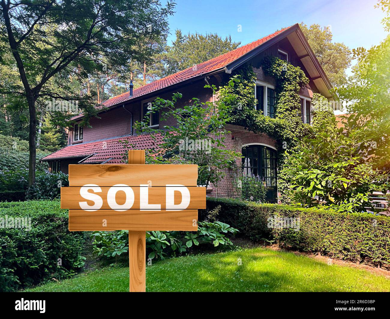 House sold sign property land hi-res stock photography and images - Alamy