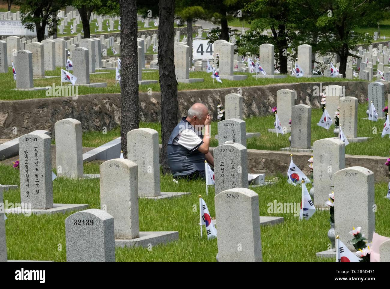 South Korean Kim Kyung-shick weeps in front of the gravestone of his ...