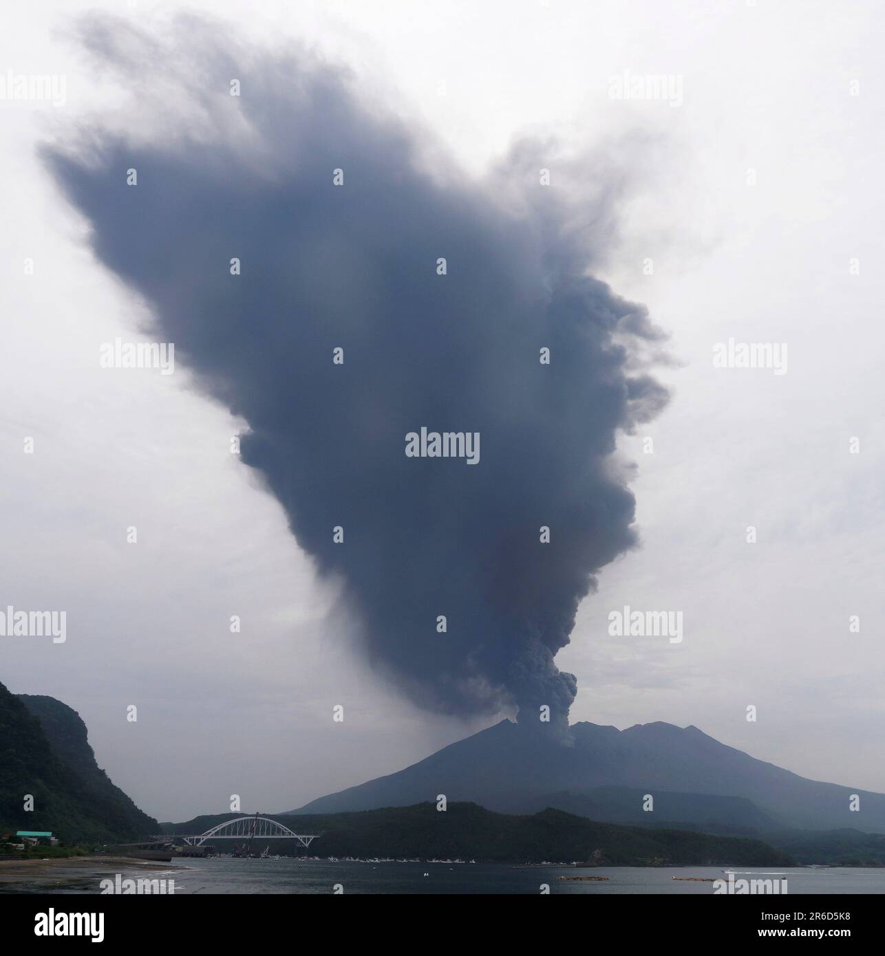 Sakurajima erupts and smokes in Tarumizu City, Kagoshima Prefecture ...