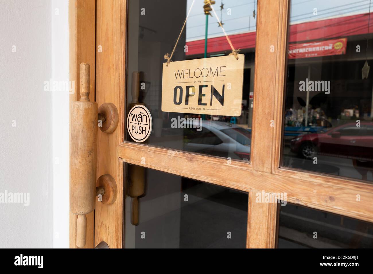 Open coffee shop hi-res stock photography and images - Alamy