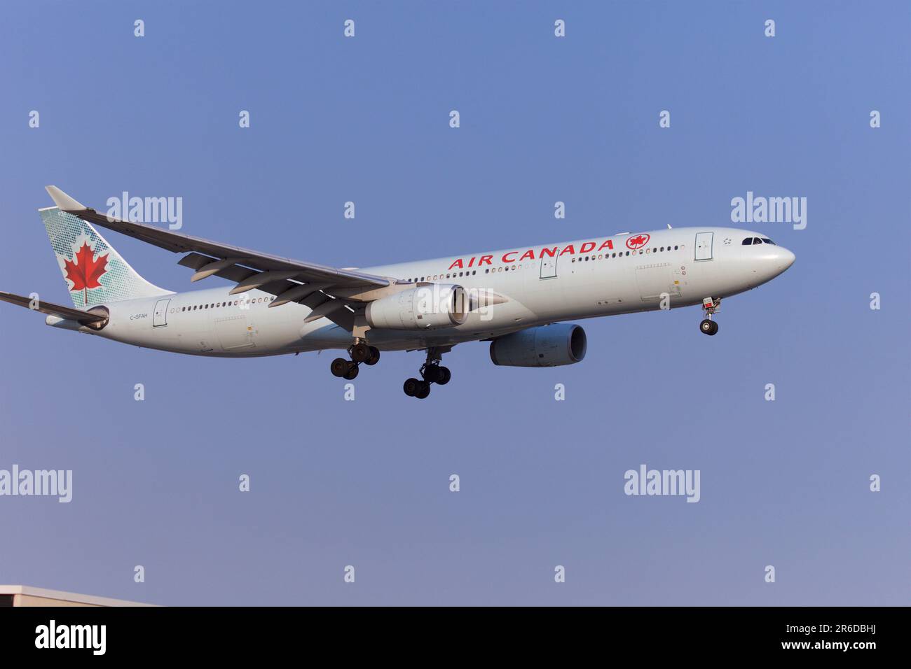 Air Canada Airbus 330-343, C-GFAH, Landing at Pearson Airport, Runway ...