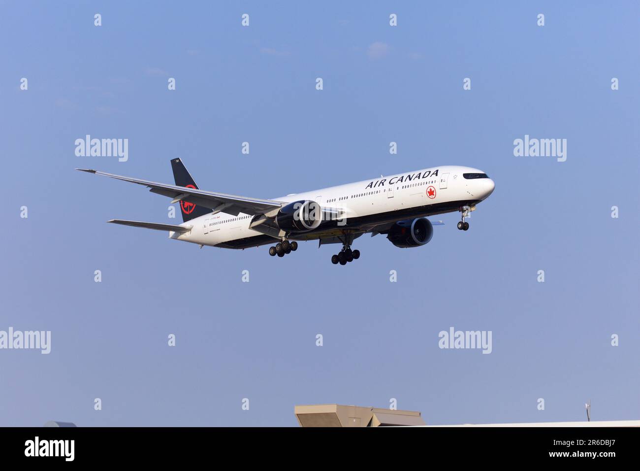 Air Canada Boeing 777-300ER, C-FITU, Landing at Pearson Airport ...