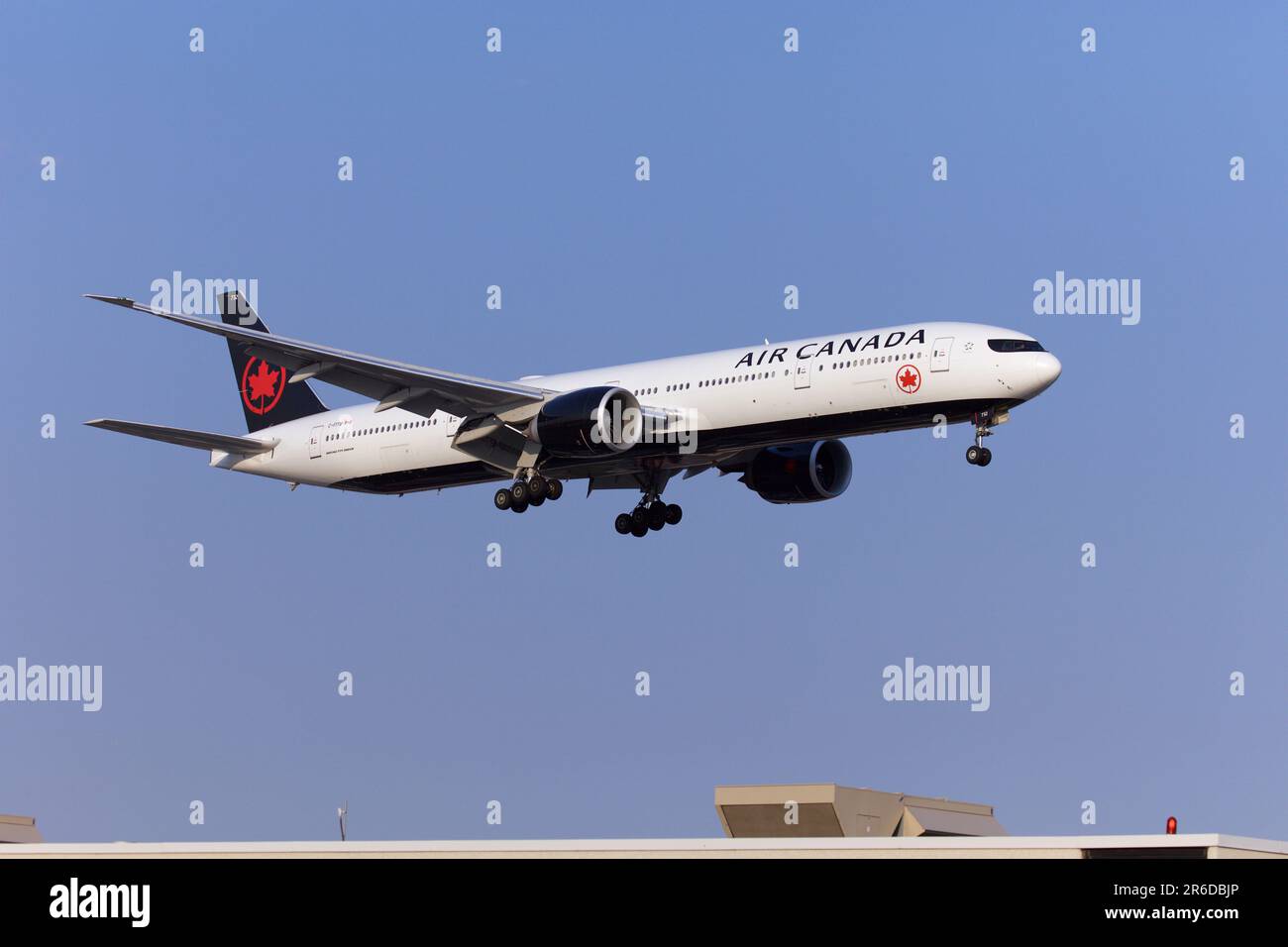 Air Canada Boeing 777-300ER, C-FITU, Landing at Pearson Airport ...