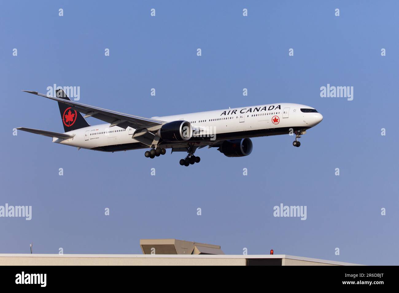 Air Canada Boeing 777-300ER, C-FITU, Landing at Pearson Airport ...