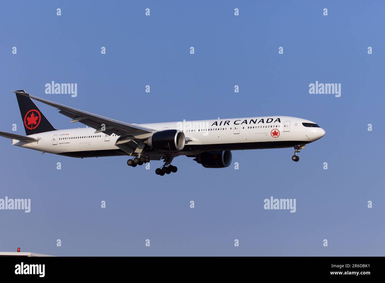 Air Canada Boeing 777-300ER, C-FITU, Landing at Pearson Airport ...