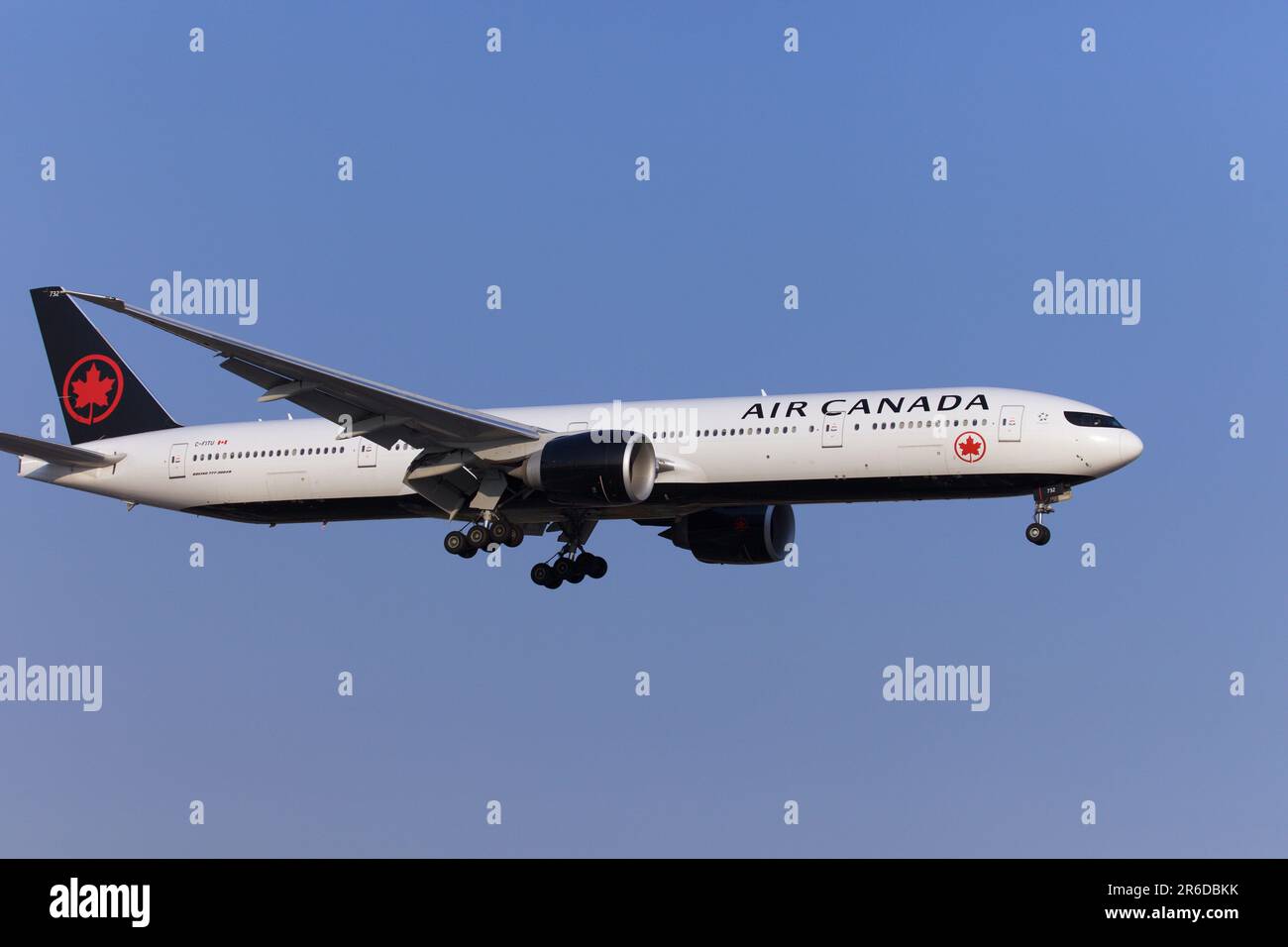 Air Canada Boeing 777-300ER, C-FITU, Landing at Pearson Airport ...