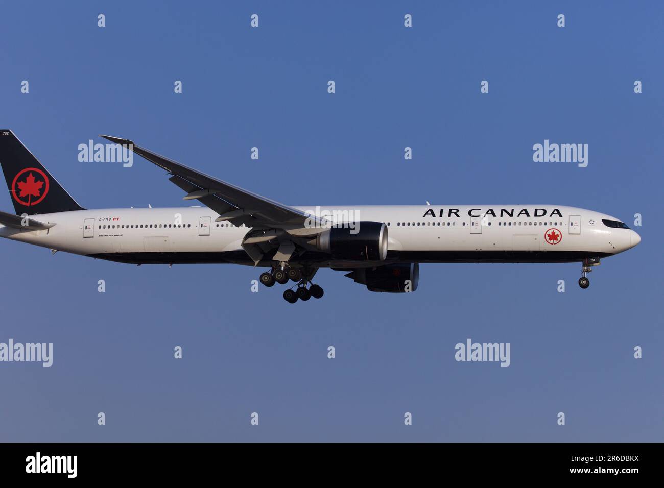 Air Canada Boeing 777-300ER, C-FITU, Landing at Pearson Airport ...