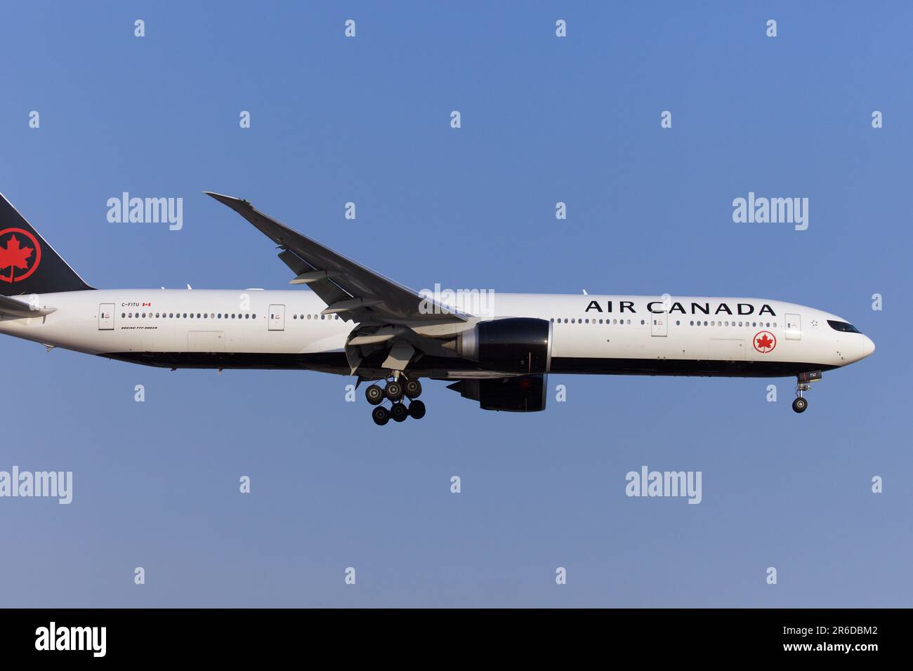 Air Canada Boeing 777-300ER, C-FITU, Landing at Pearson Airport ...