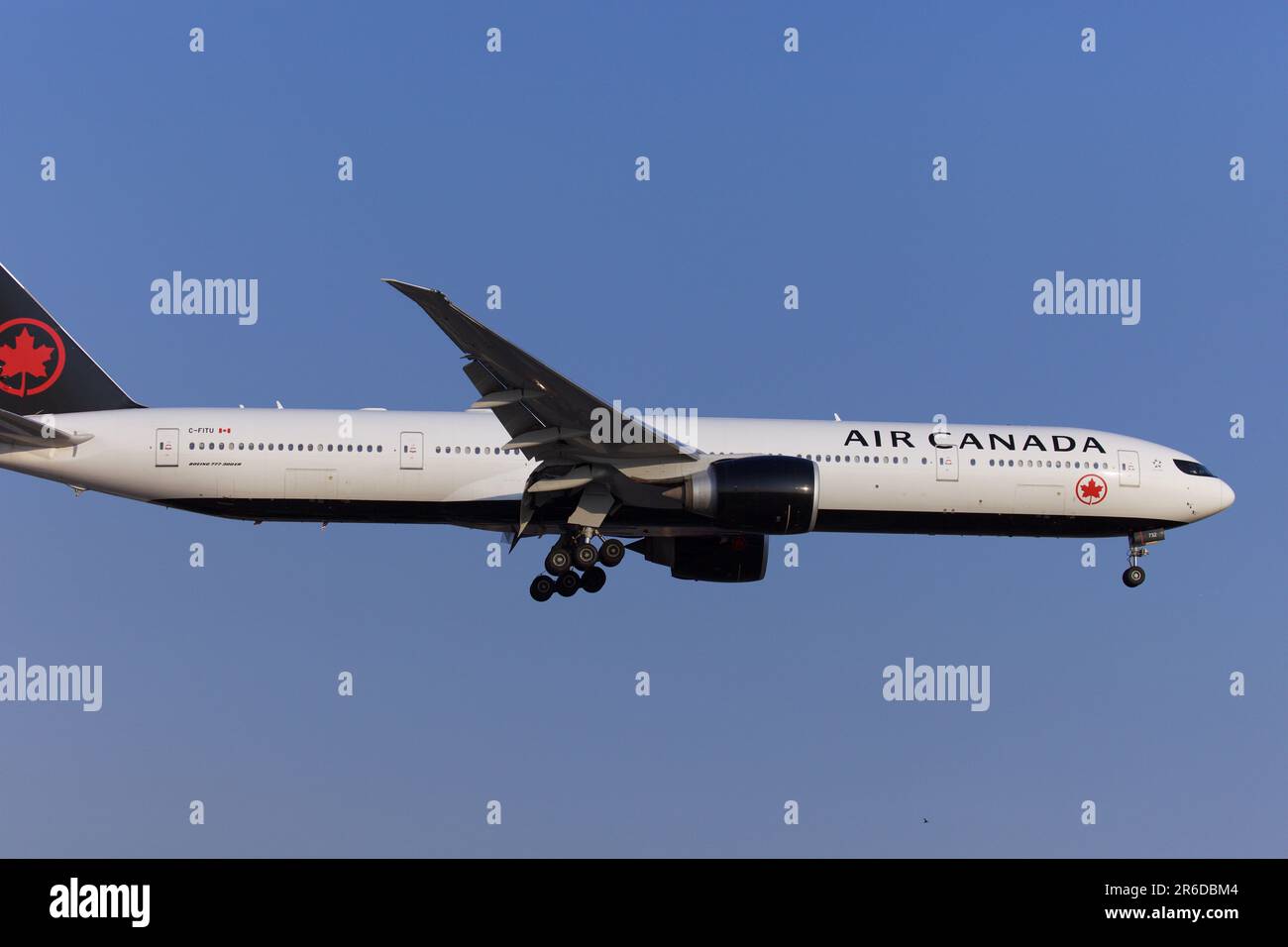 Air Canada Boeing 777-300ER, C-FITU, Landing at Pearson Airport ...