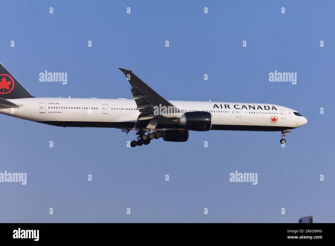 Air Canada Boeing 777-300ER, C-FITU, Landing at Pearson Airport ...