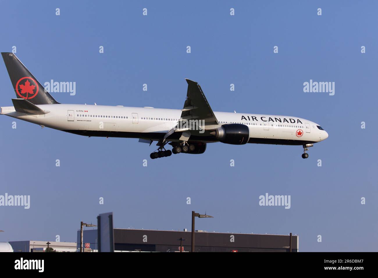 Air Canada Boeing 777-300ER, C-FITU, Landing at Pearson Airport ...