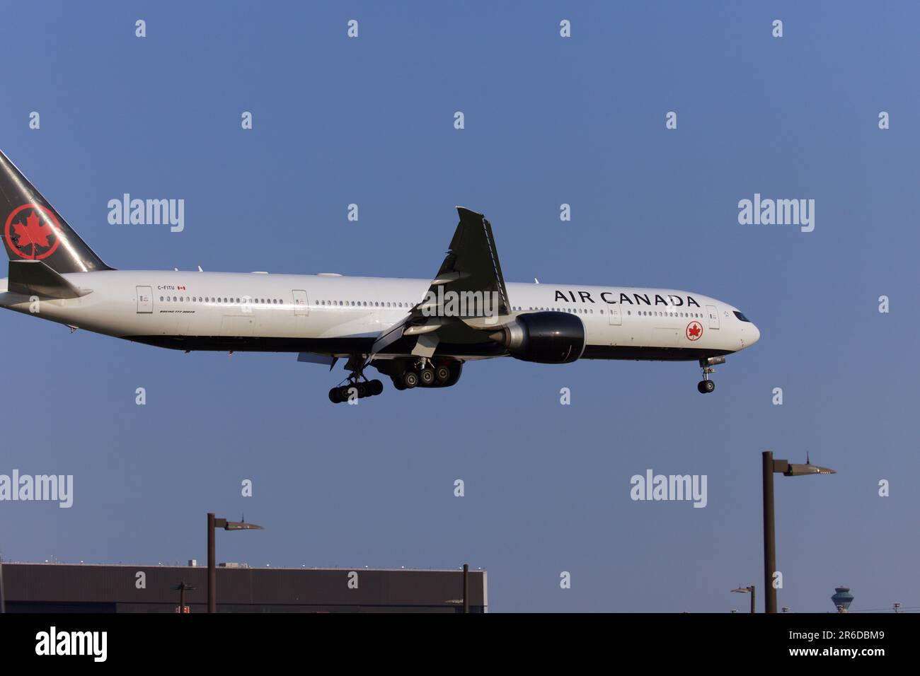Air Canada Boeing 777-300ER, C-FITU, Landing at Pearson Airport ...