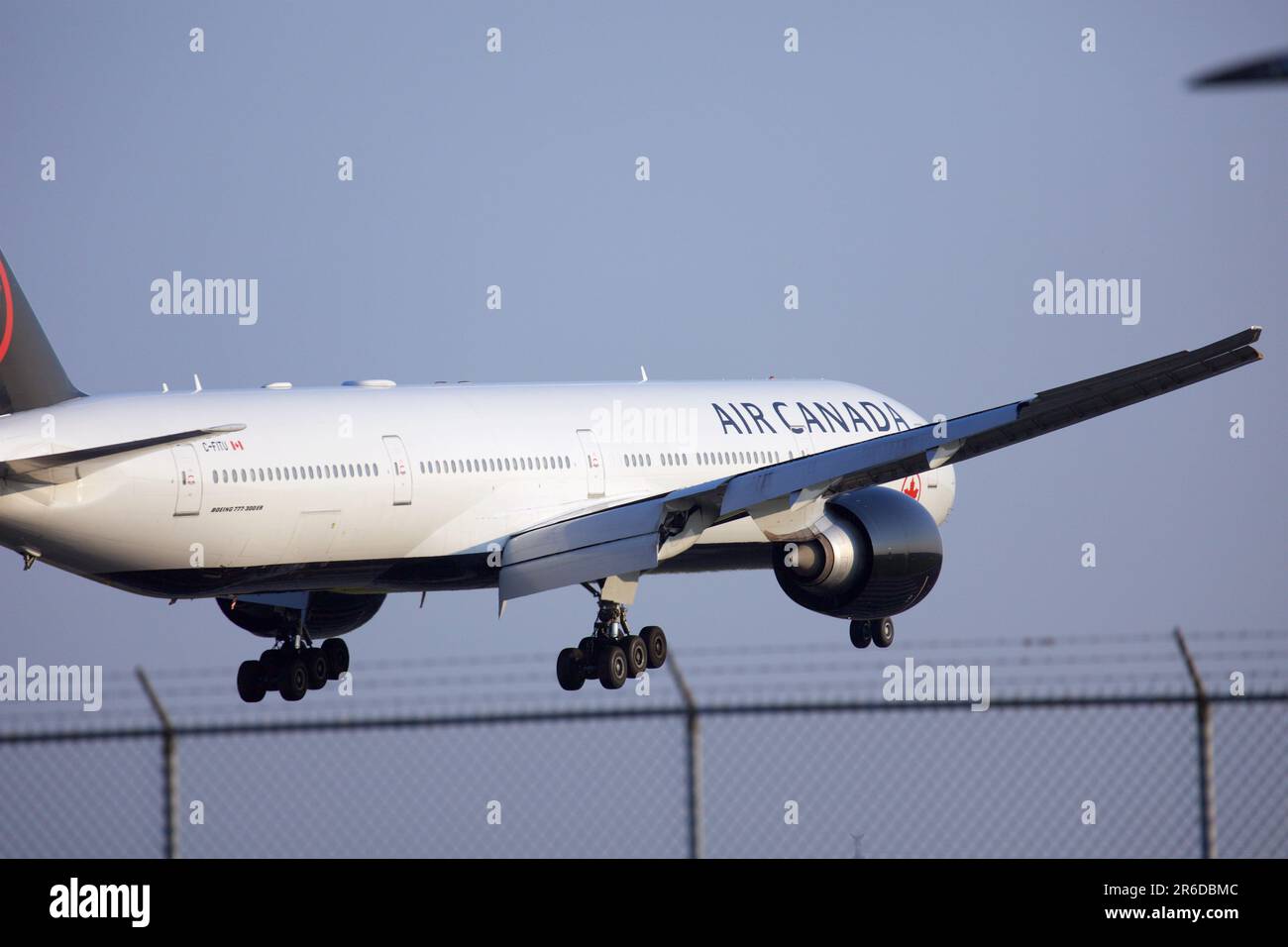 Air Canada Boeing 777-300ER, C-FITU, Landing at Pearson Airport ...