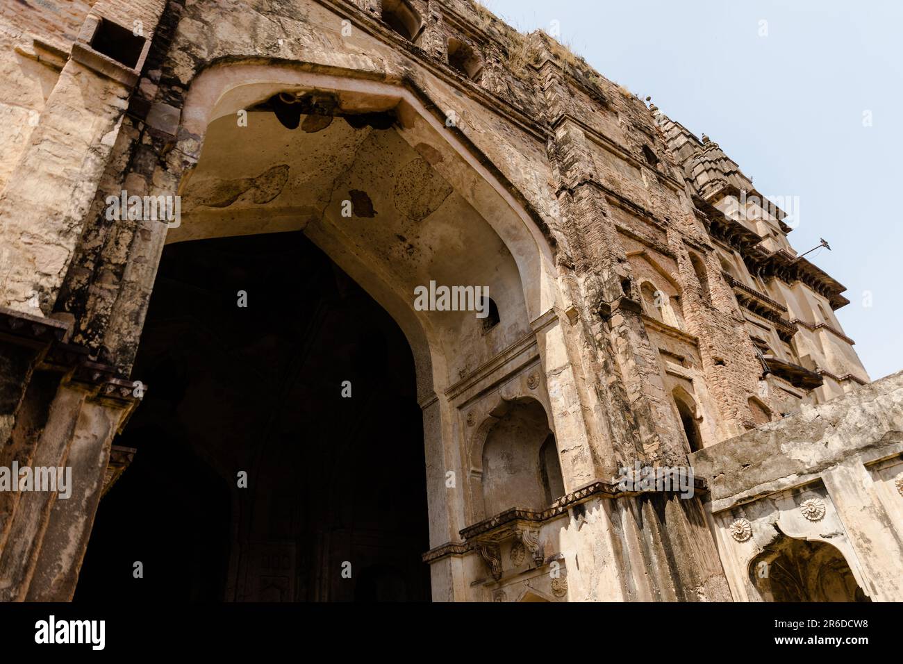 The columns and majestic arches of Orchha Fort in India Stock Photo - Alamy