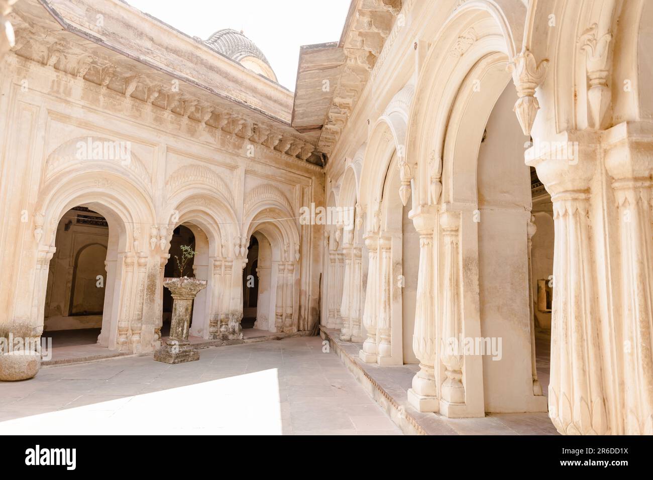 The columns and majestic arches of Orchha Fort in India Stock Photo - Alamy
