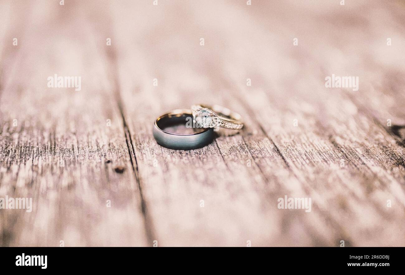 The gleaming gold wedding rings on a rustic wooden background Stock ...
