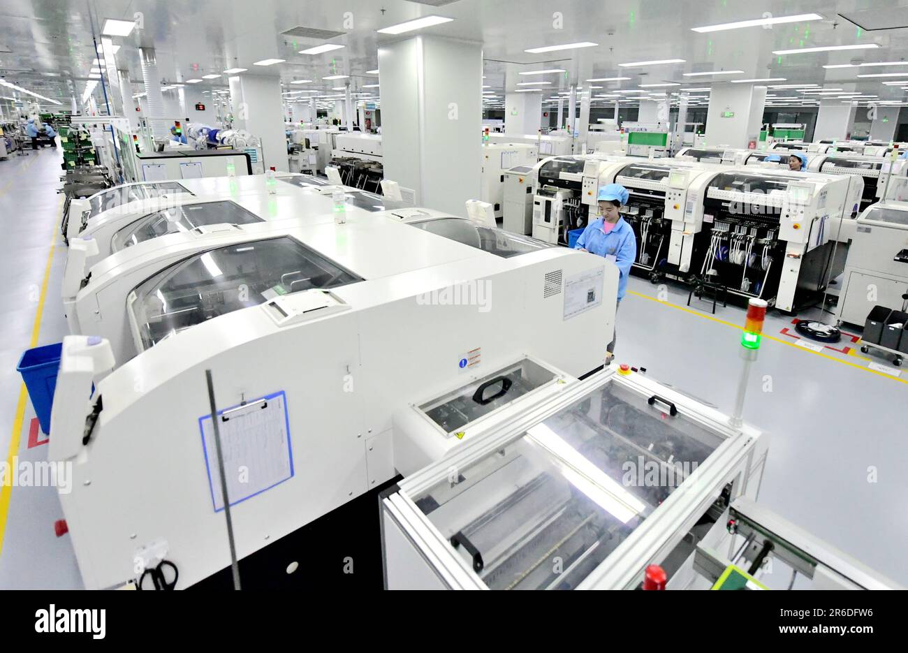 Smt line hi-res stock photography and images - Alamy