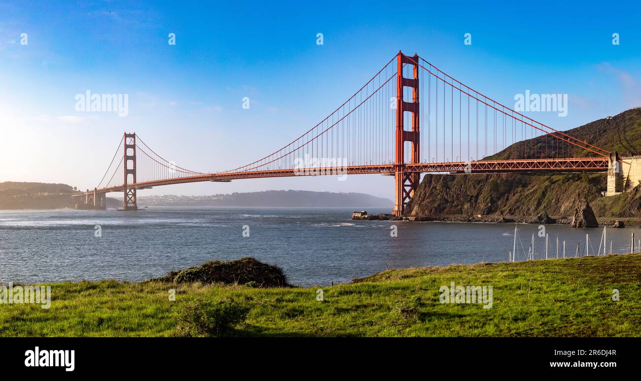 Picture of the Golden Gate Bridge in San Francisco crossing the bay of ...