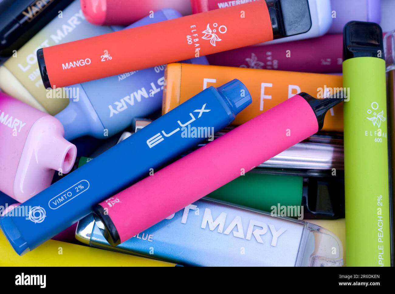 E cigarettes vapes hi-res stock photography and images - Alamy