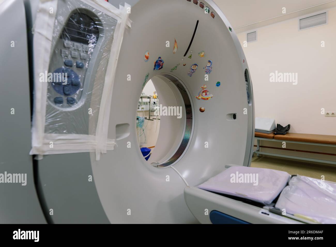 Magnetic field resonance tomography hi-res stock photography and images ...