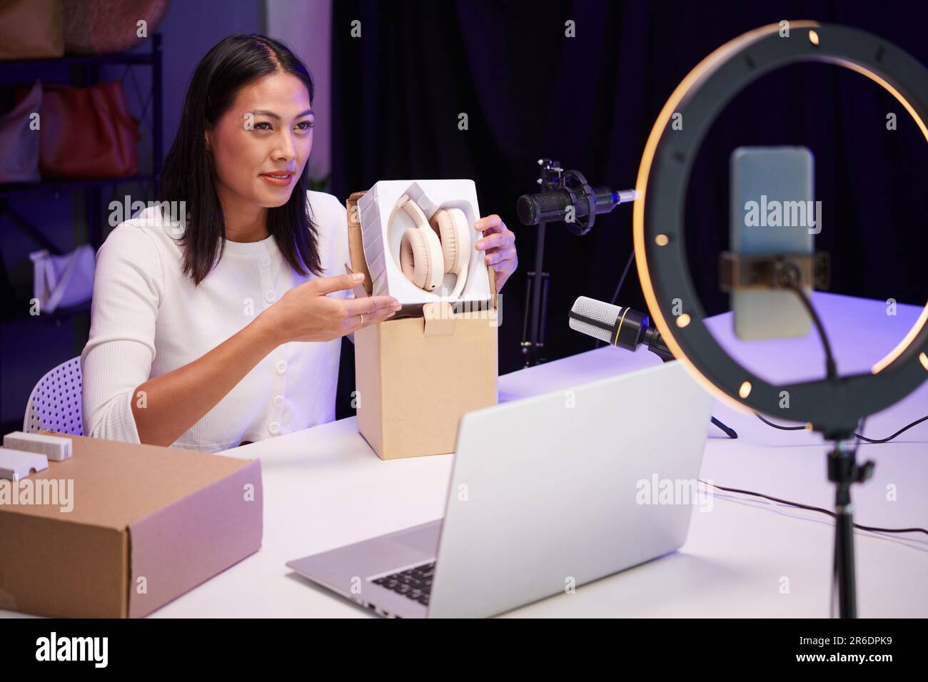 Unboxing record hi-res stock photography and images - Alamy