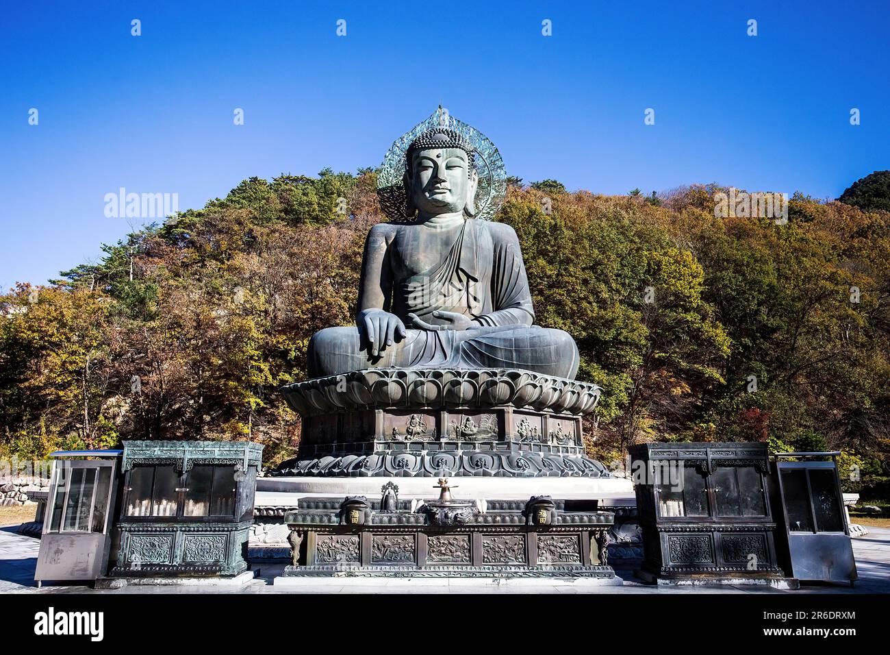 Seoraksan buddha buddhism statue hi-res stock photography and images ...