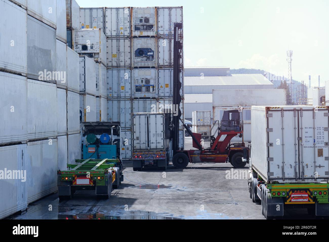 Crane perspective lifting hi-res stock photography and images - Alamy