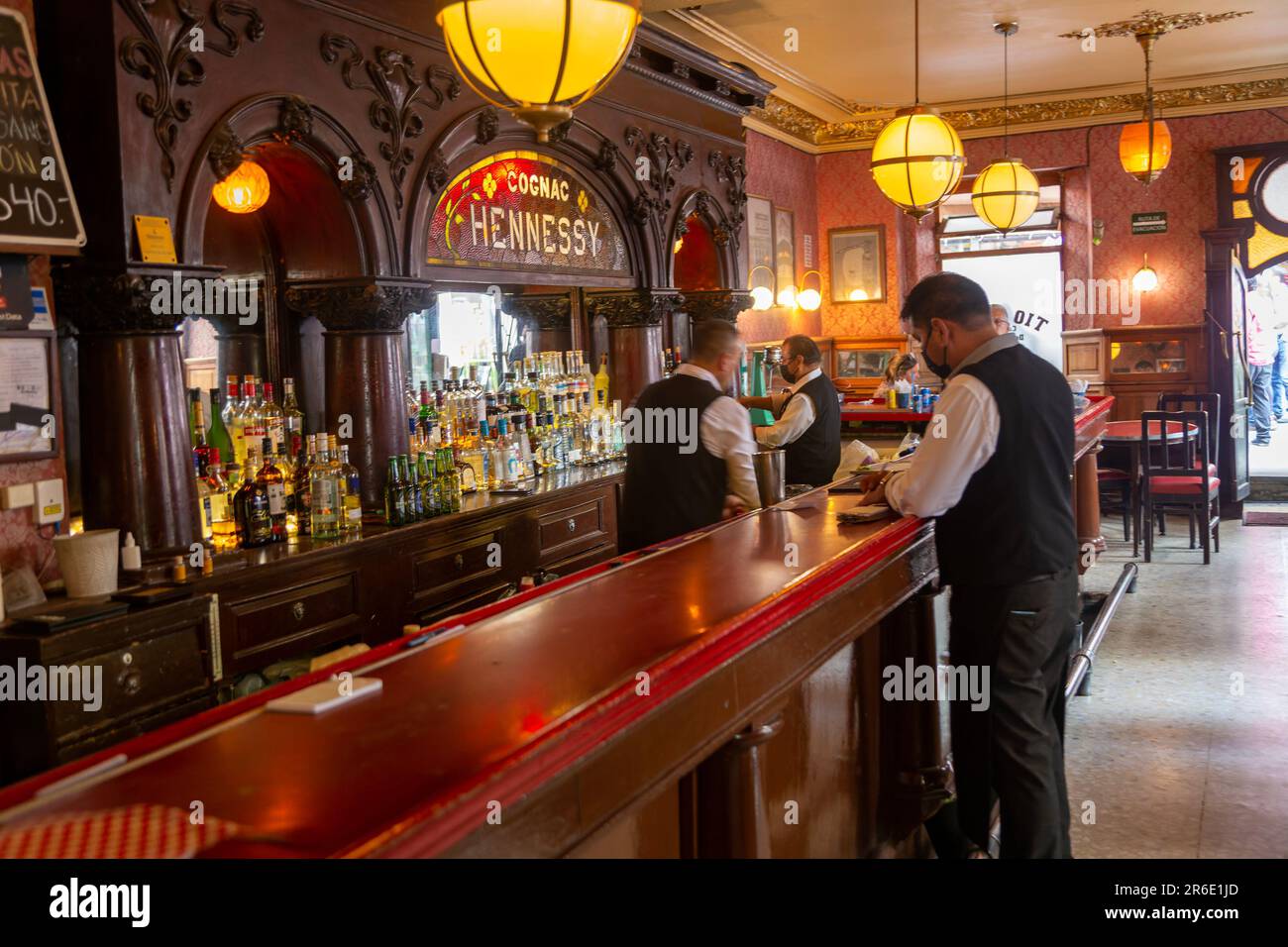 Interior of historic Cantina Tio Pepe bar, Independencia, Mexico City ...