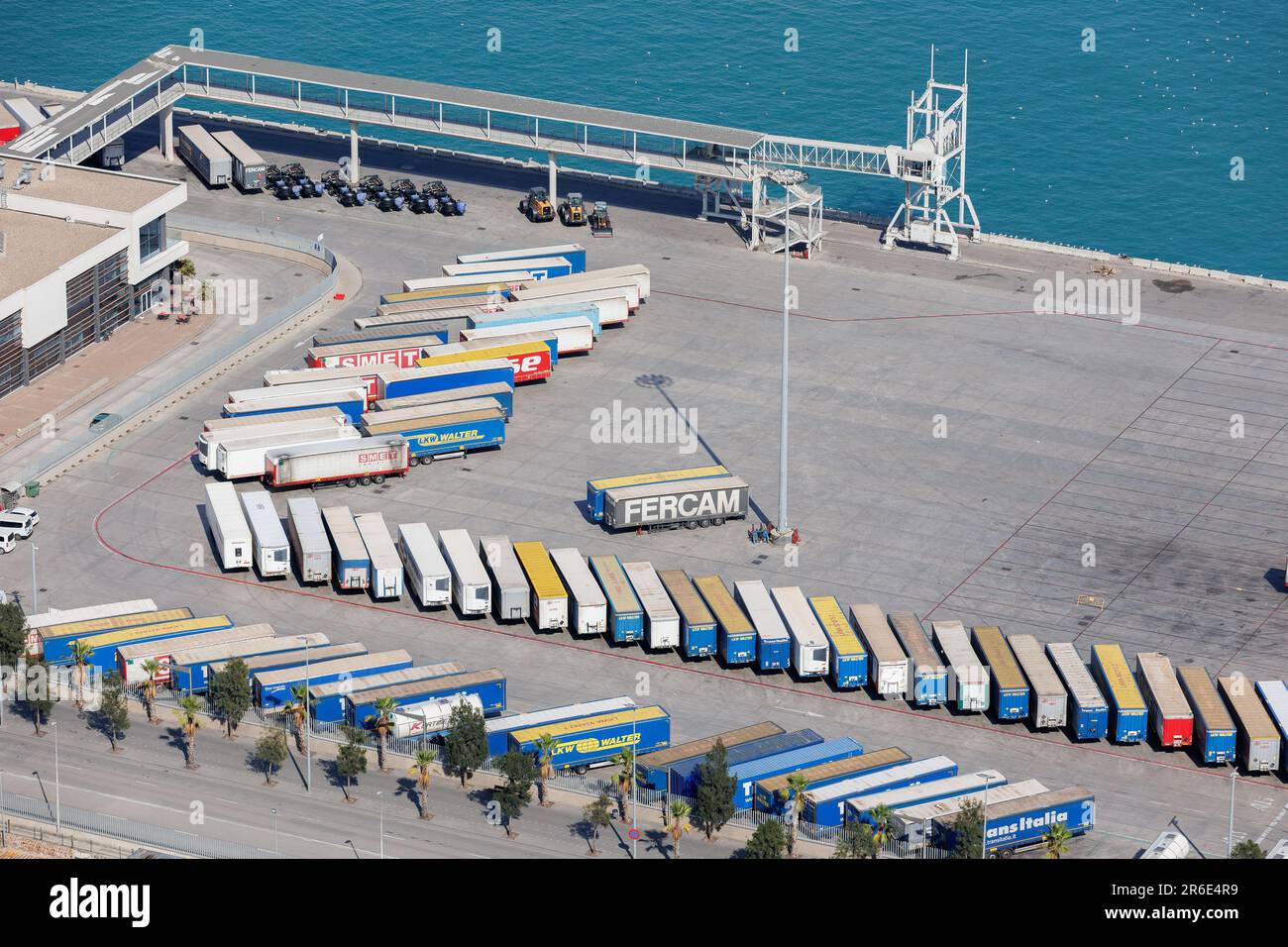 Truck parked loading dock hi-res stock photography and images - Alamy