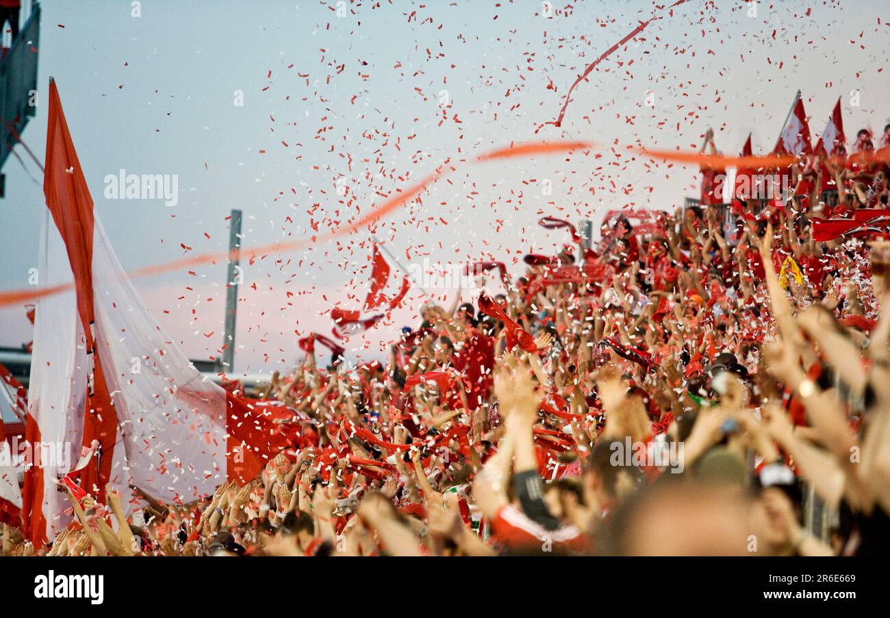 Sporting event crowd red hi-res stock photography and images - Alamy