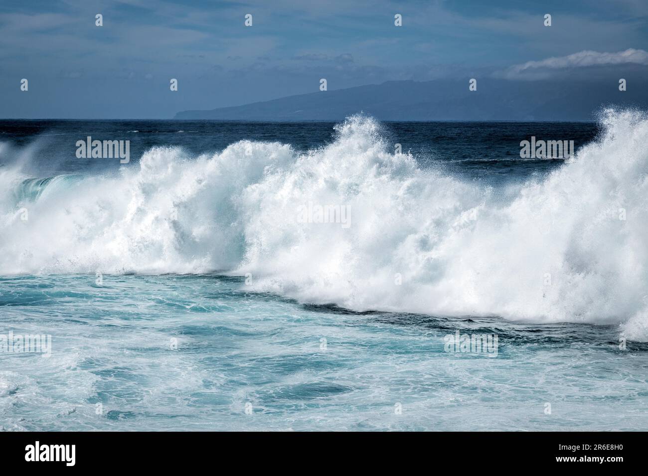 Massive wave hi-res stock photography and images - Alamy