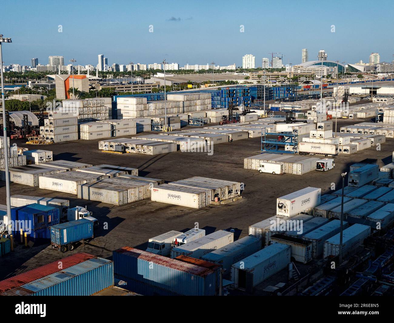 Standardised containers hi-res stock photography and images - Alamy