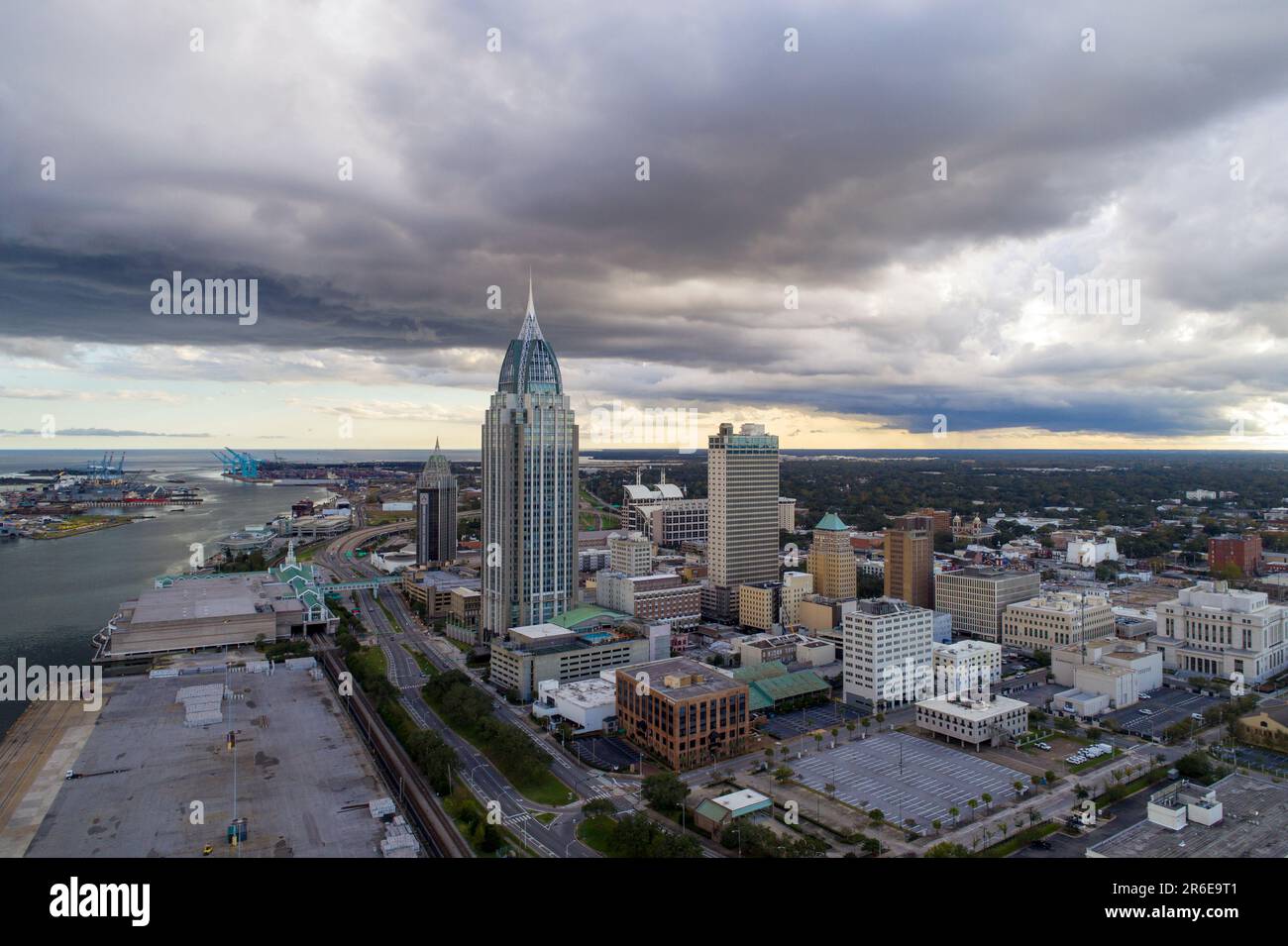Mobile alabama skyscraper hi-res stock photography and images - Alamy