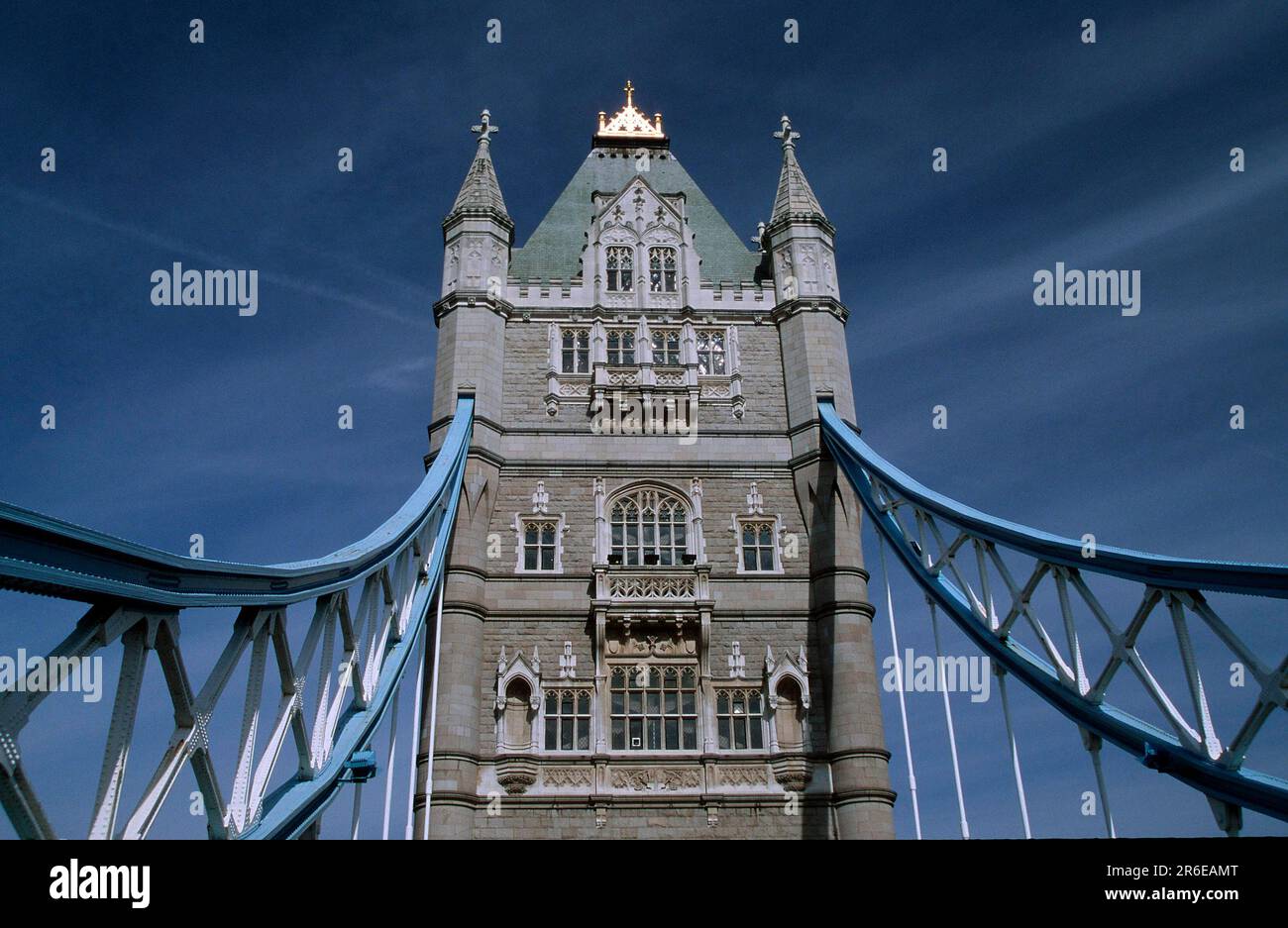 Old london bridge building hi-res stock photography and images - Alamy