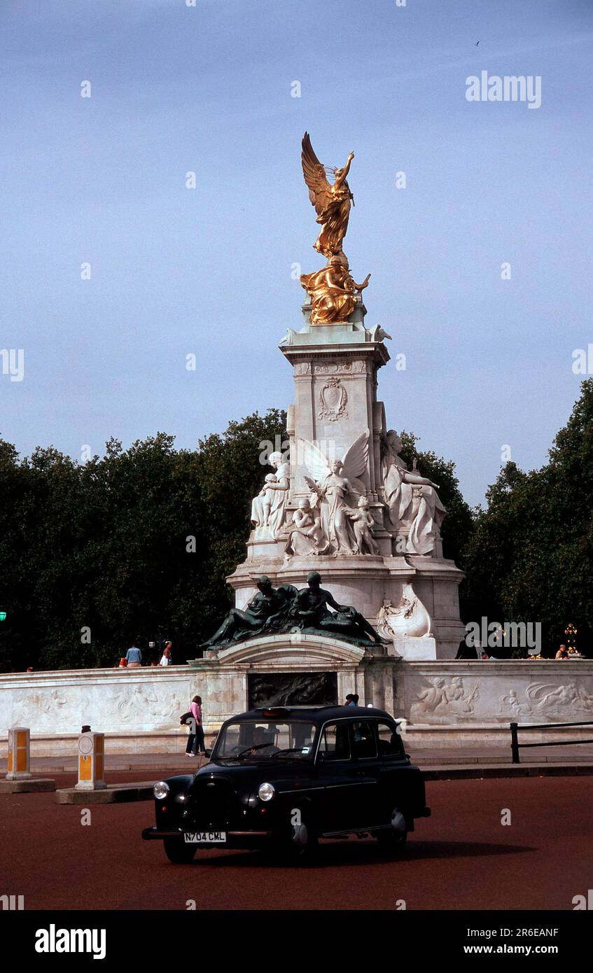 Cap in front of the memorial of Queen Victoria at the Buckingham Palace ...