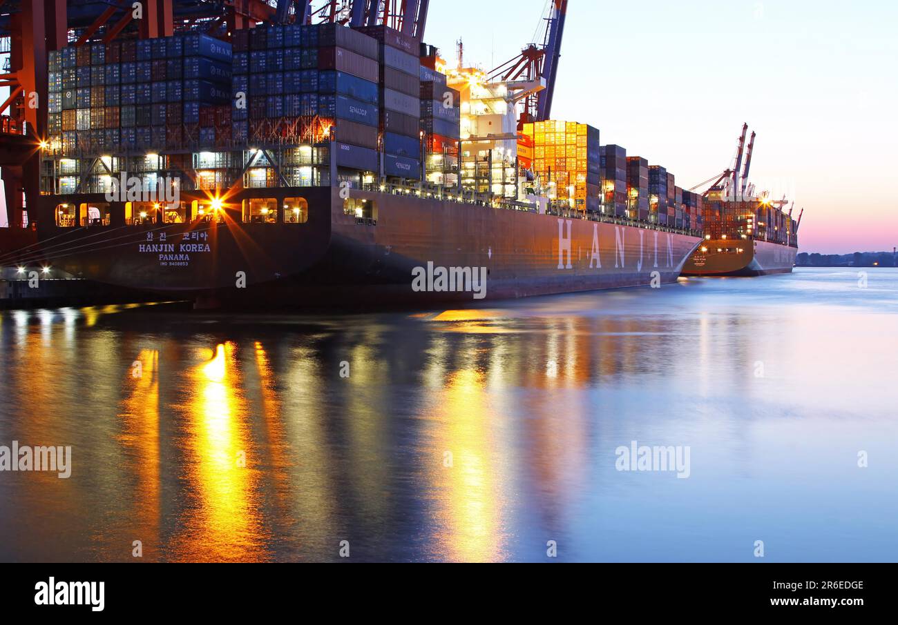 Hanjin Korea and CSCL Star at Eurokai Hamburg in the evening, Hanjin ...