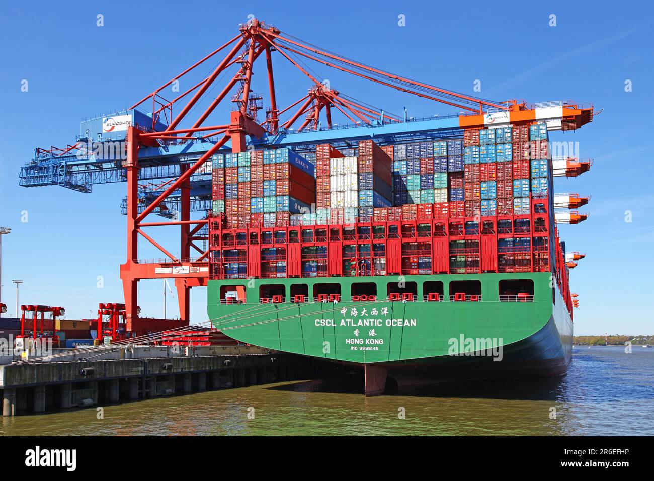 CSCL Atlantic Ocean im Hamburger Hafen, The huge CSCL Atlantic Ocean ...