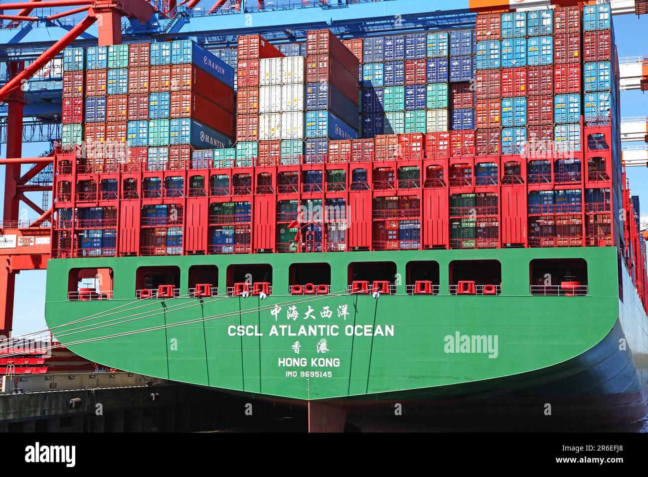 CSCL Atlantic Ocean im Hamburger Hafen, The huge CSCL Atlantic Ocean ...