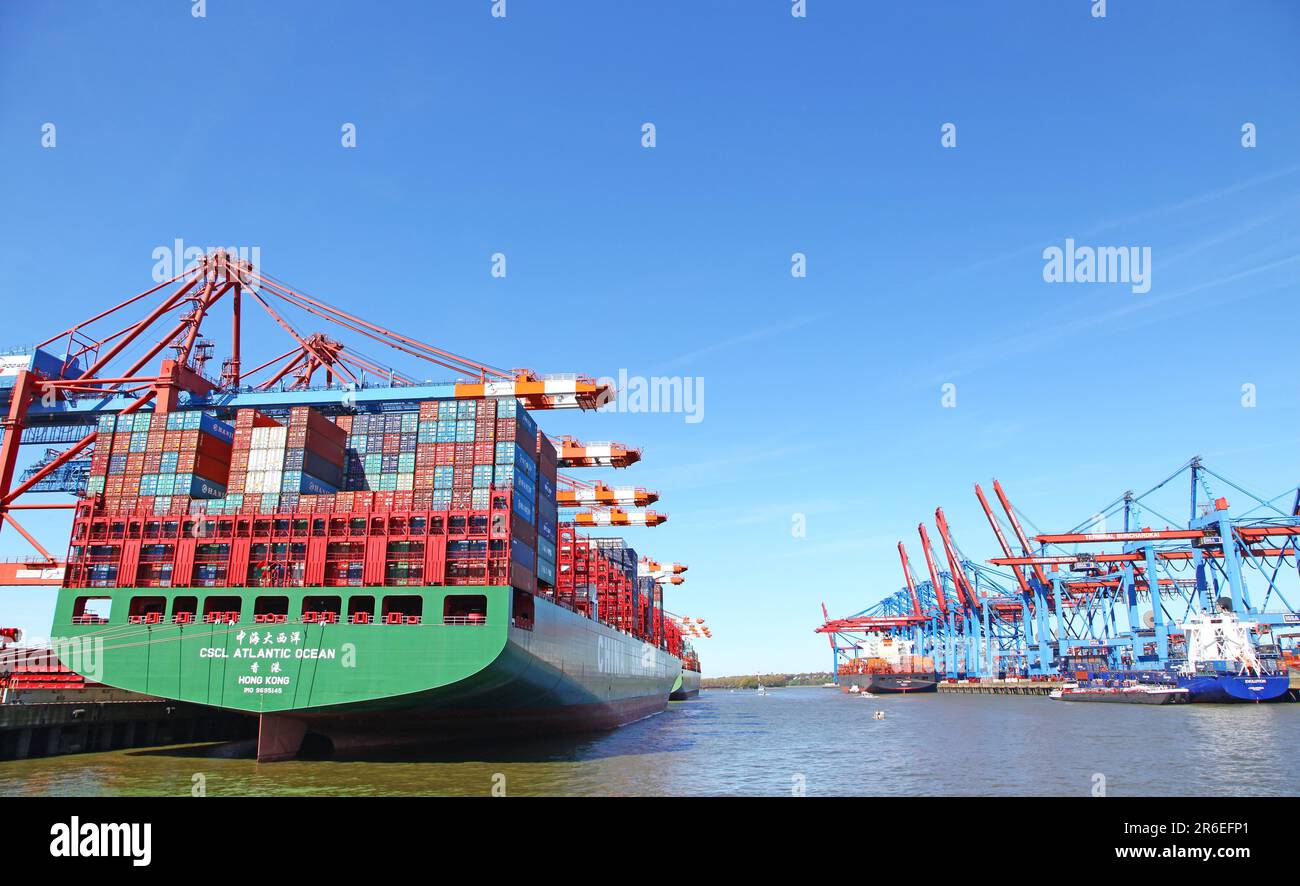 CSCL Atlantic Ocean im Hamburger Hafen, The huge CSCL Atlantic Ocean ...